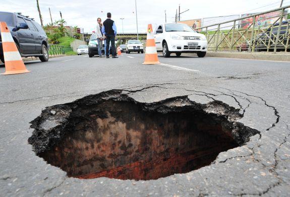 Asfalto cede e abre buraco na Marginal - 21/03/13 - SOROCABA E REGIÃO ...