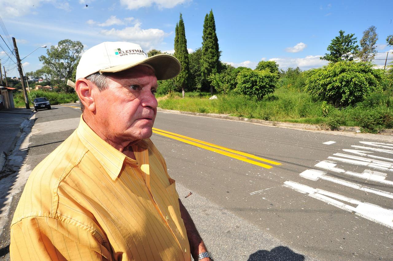 Terreno abandonado acumula mato alto e bichos peçonhentos - 03/05/13 ...